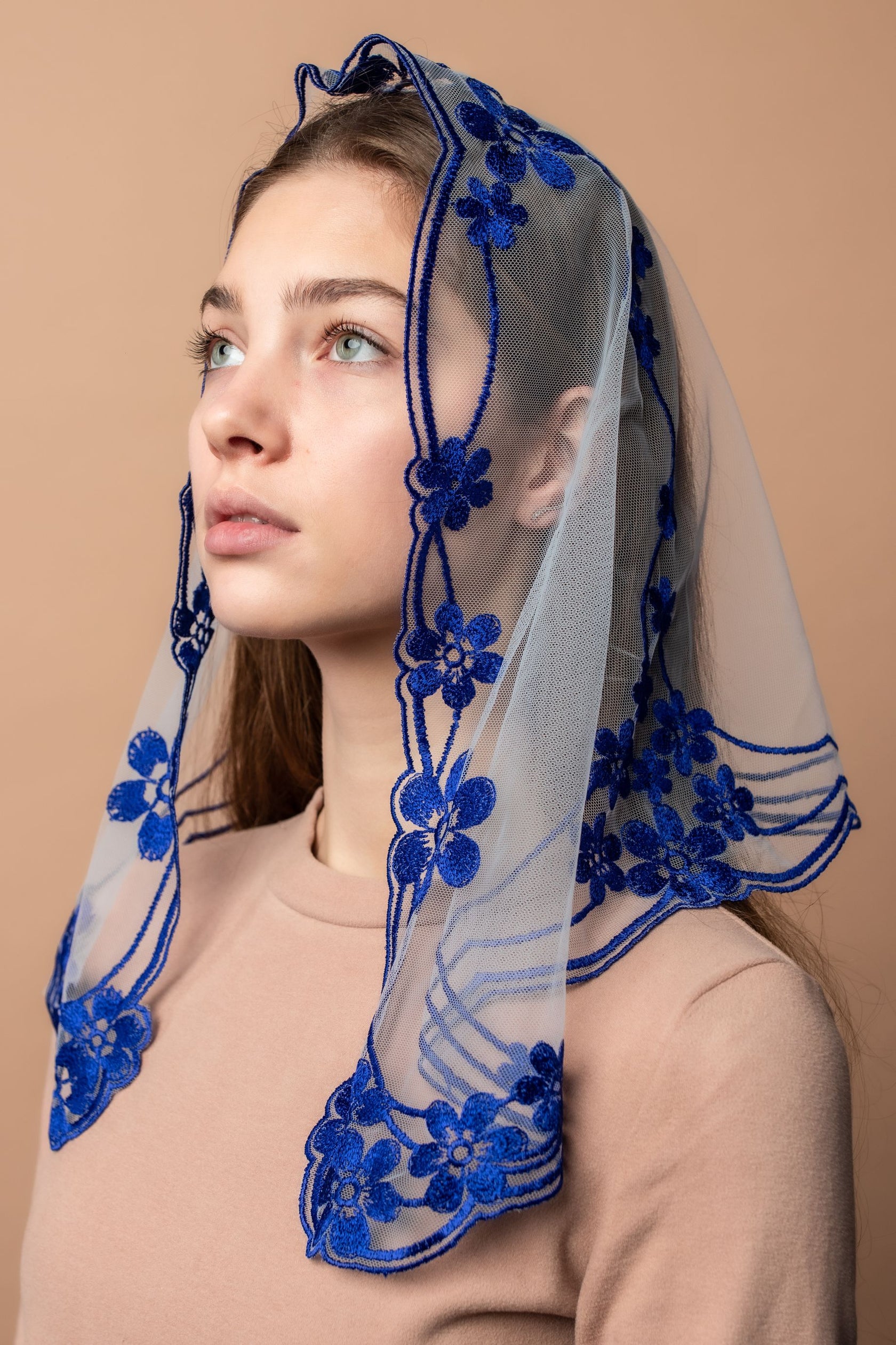 TRIANGLE BLUE MANTILLA – MariaVeils