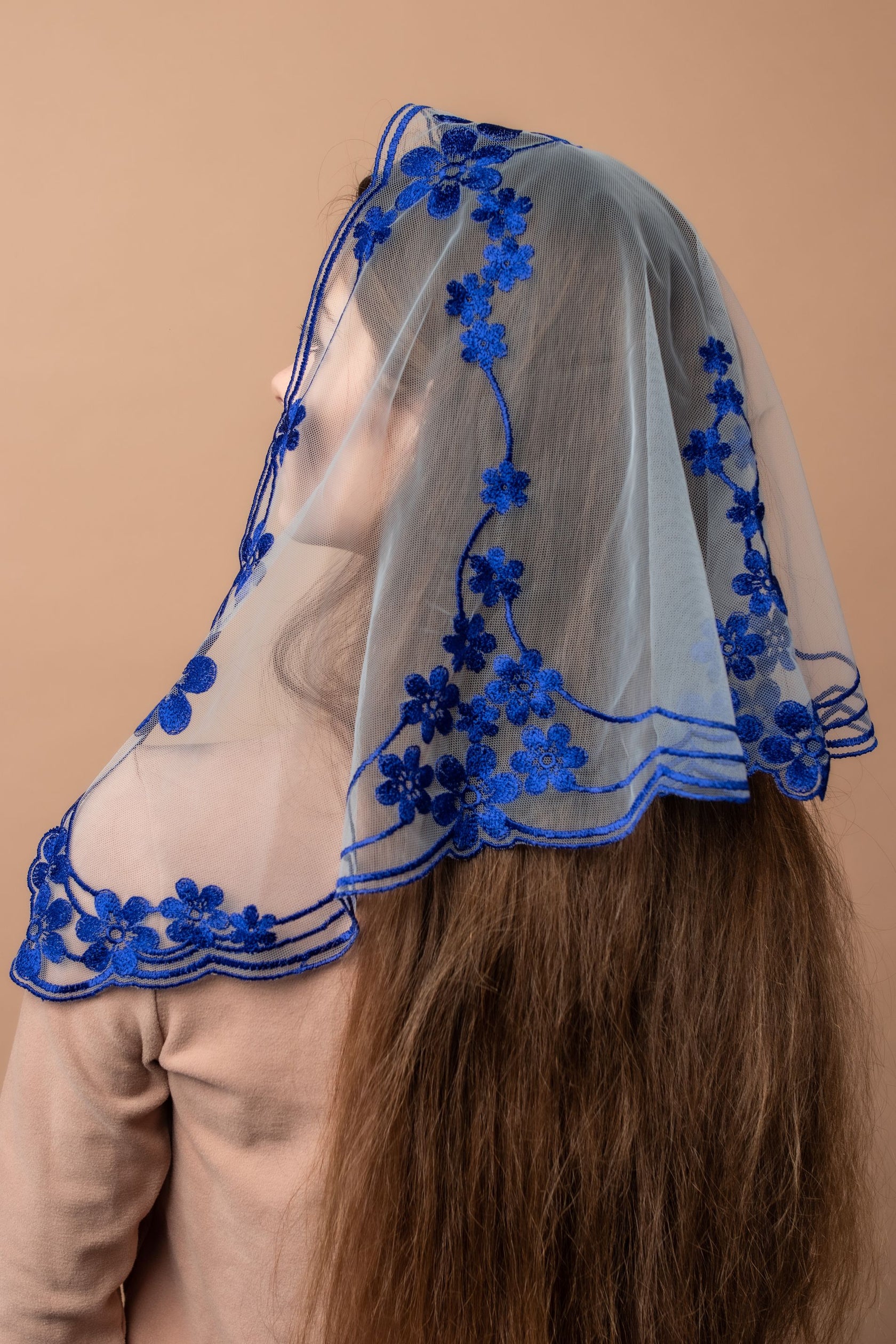 TRIANGLE BLUE MANTILLA – MariaVeils